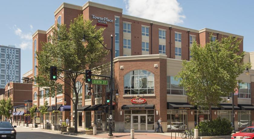 Cheap Hotels in Champaign - Deals up to 55% off